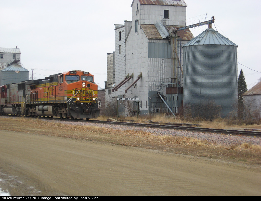 BNSF headed through Walnut Grove
